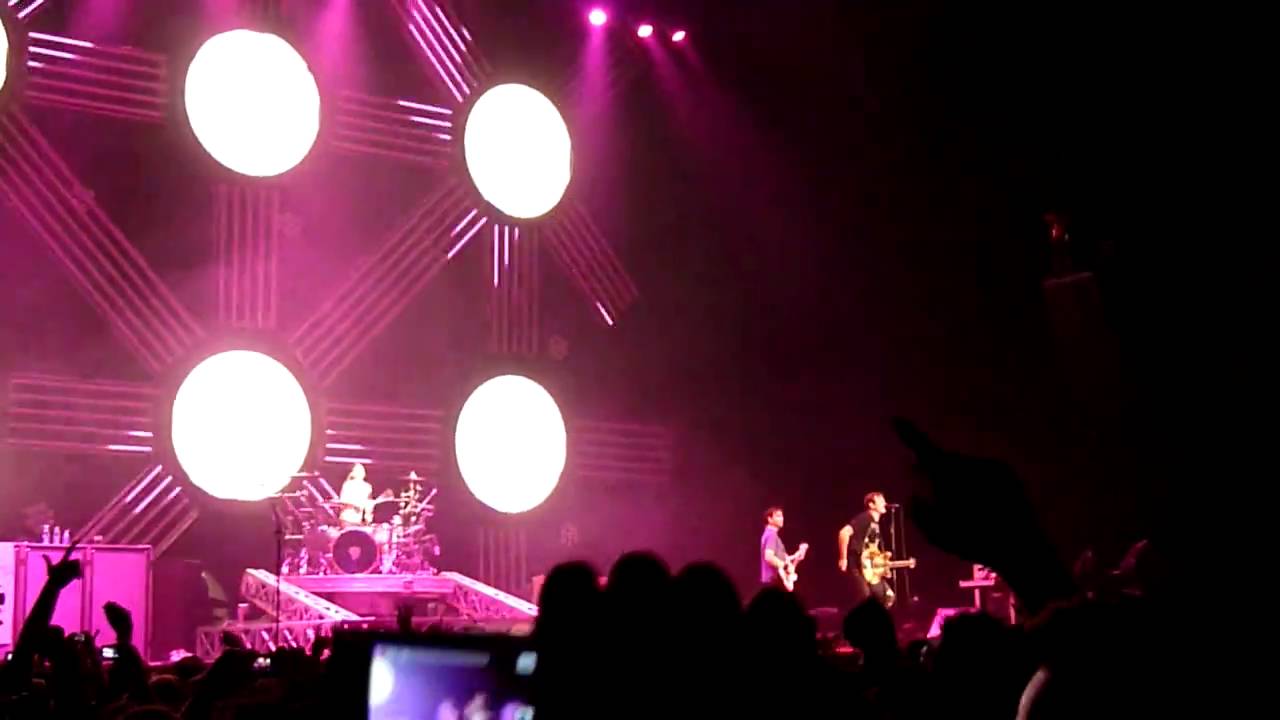 Blink 182 (First Date) O2 Dublin - YouTube