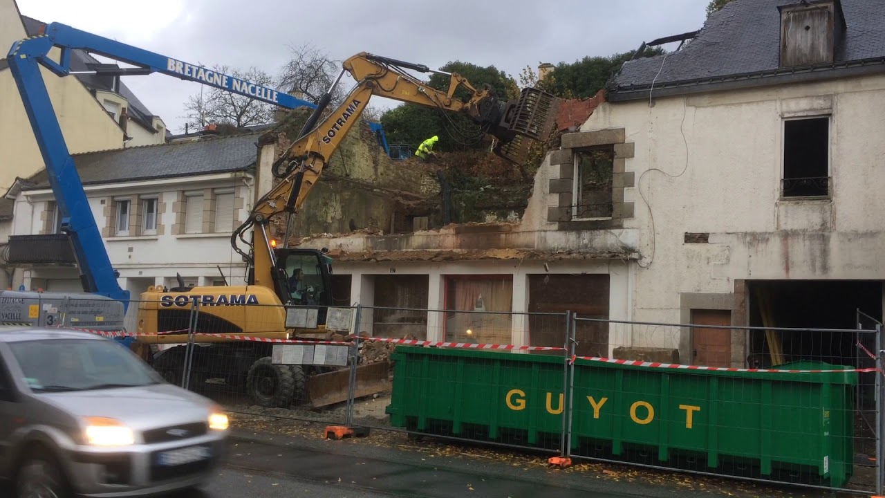 Destruction du bar Chez nous, à Pontivy (Morbihan) - YouTube