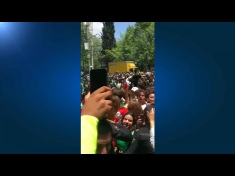 Mexican football fans thank South Korea