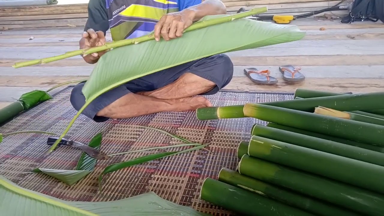Melemang dengan daun hutan ( daun lerek ) - YouTube