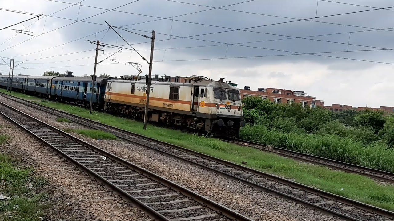 18477 Kalinga Utkal Express Full Speed Train from Puri to Haridwar ...