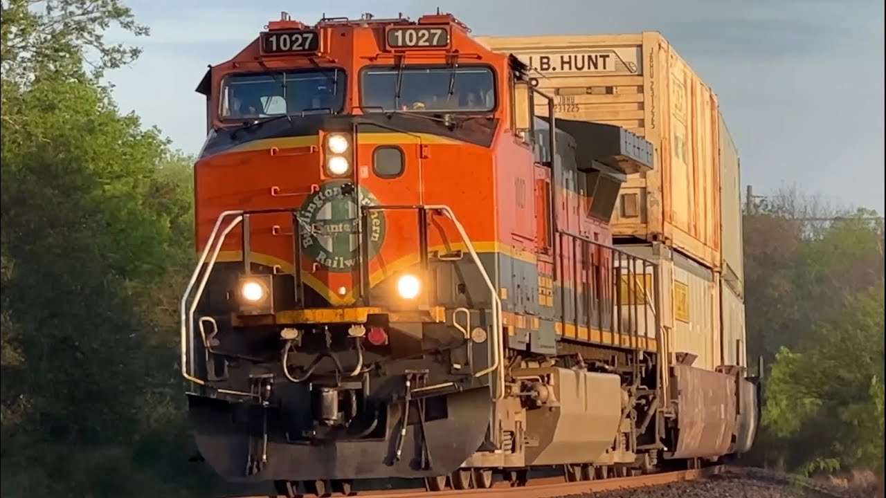BNSF H1 Dash 9 Leader! Solo BNSF 1027 H1 C44-9W Leads Q-ALTROB - YouTube