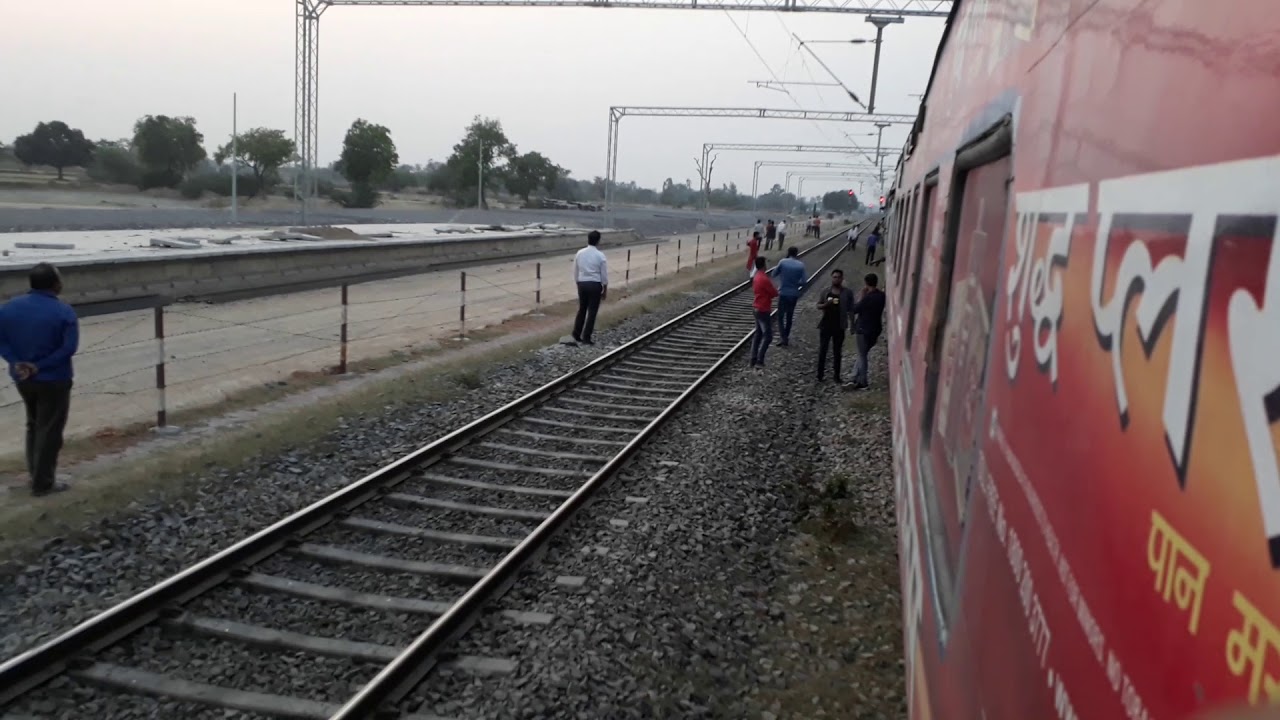 Triveni Express overtaking Prayag Lucknow Intercity - YouTube