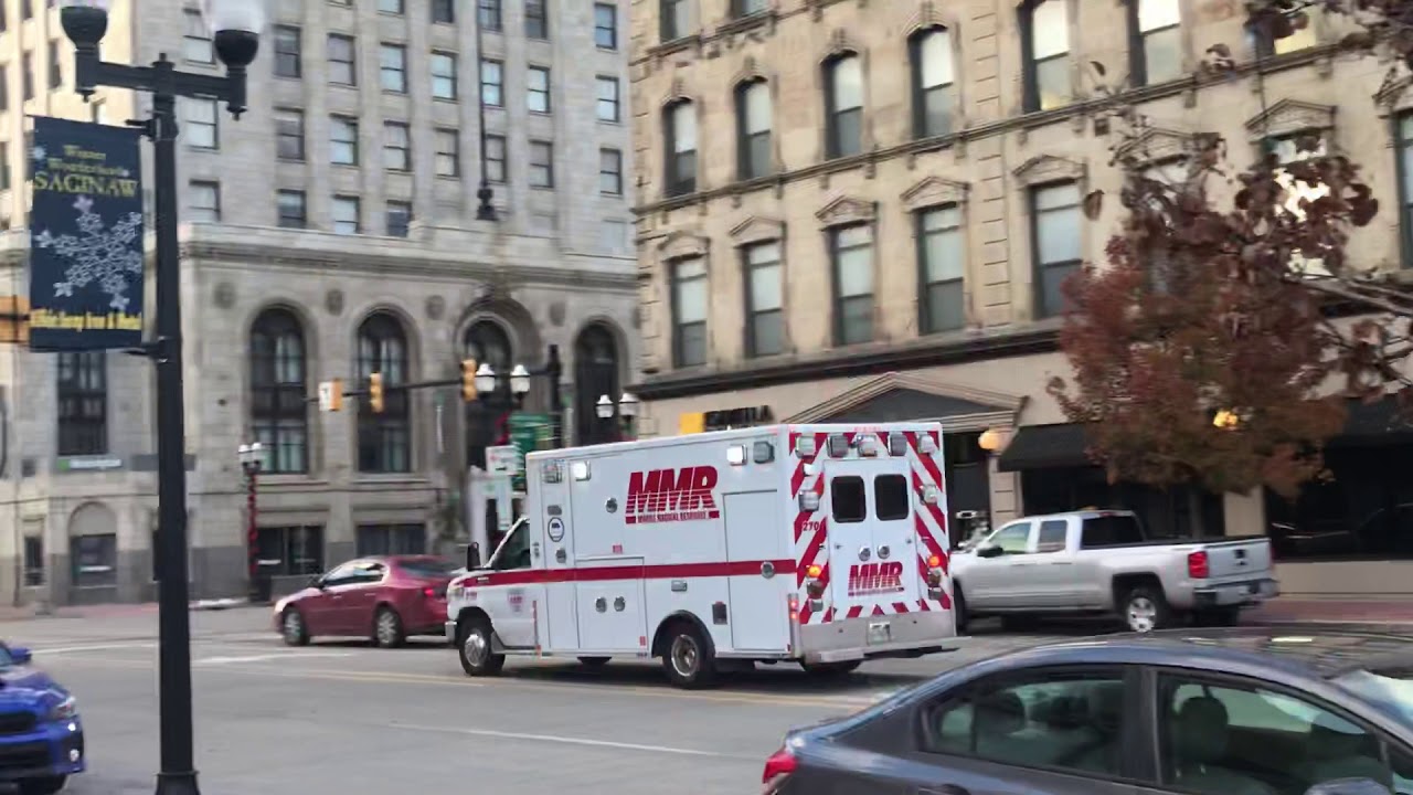 Saginaw MI MMR ambulance responding code 3 in downtown Saginaw AIR HORN ...