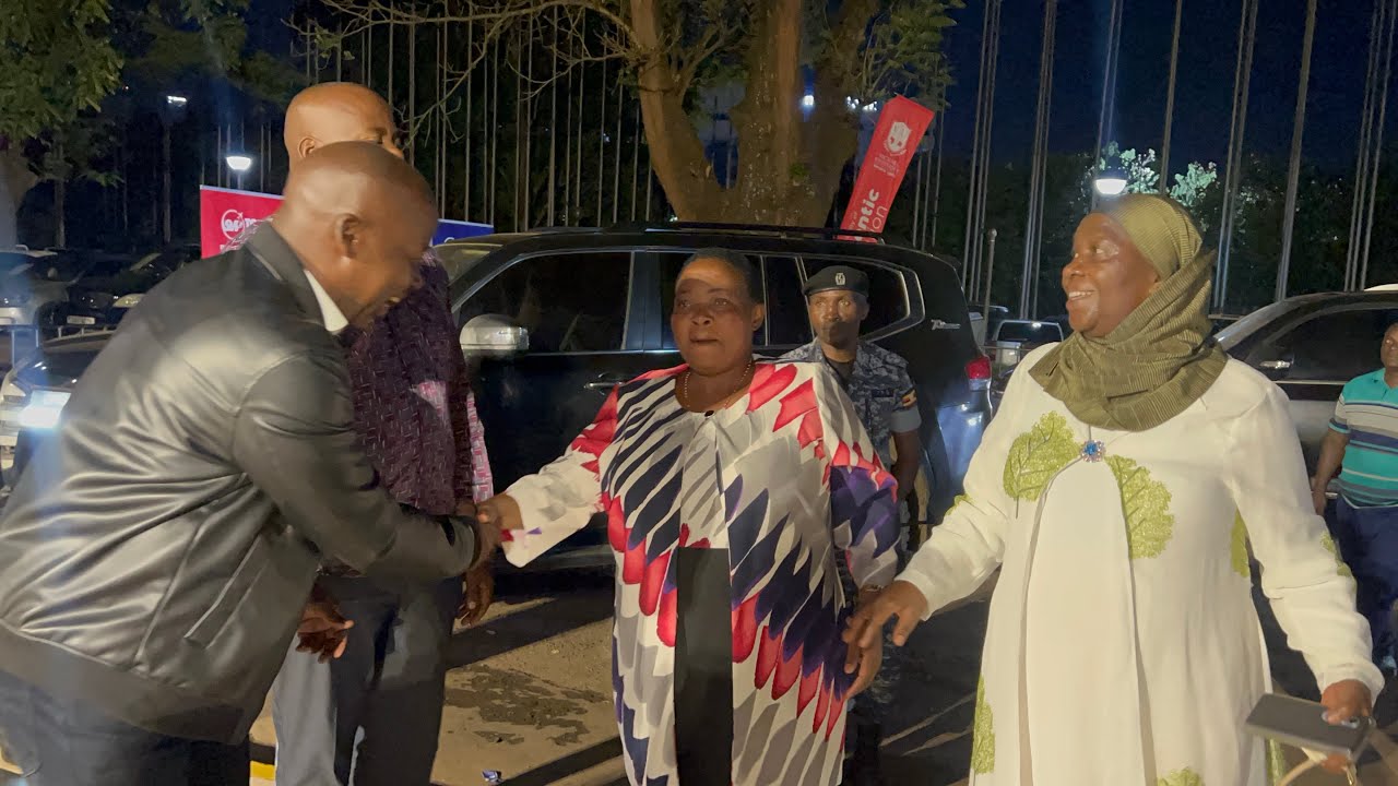 Hon. Robinah Nabbanja ne Minister Kabanda Batuuse mu Concert ya Ronald ...