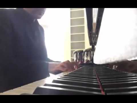 Ozan Akbaba (İlyas) Annesine Doğum Gününde Piyano Çalıyor.  Saçlarına Yıldız Düşmüş Koparma Anne...