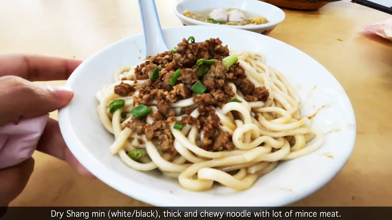 Curry chee cheong fun and dry sang mee @New Ban Lee Restaurant 新万利麵食 ...