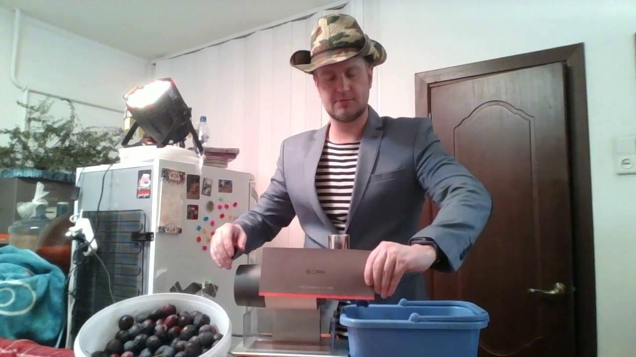 Как перемолоть сливу с костями на мясорубке Bork M785 - YouTube