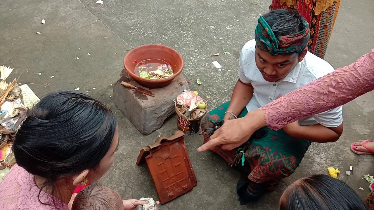Acara Tiga Bulan - Luh Putu Desyana Putri Adilia - YouTube