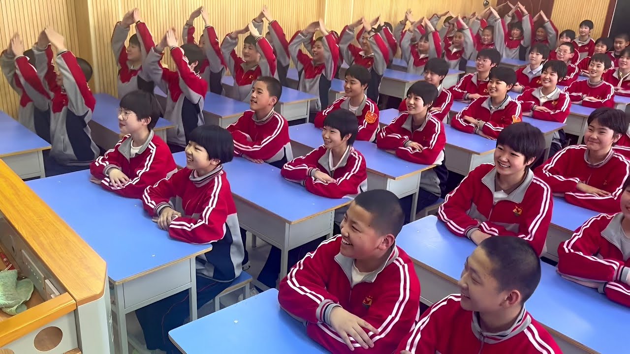 Chinese students perform “Desk dance” during PE class - YouTube