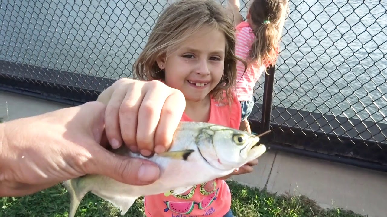 TWINS CATCH THEIR 1ST FISH AT ALMOST THE SAME TIME & THEIR FUNNY ...