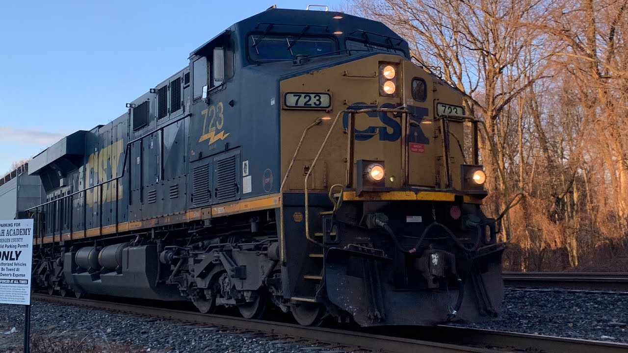 CSX M404-17 with 723 Leading - YouTube
