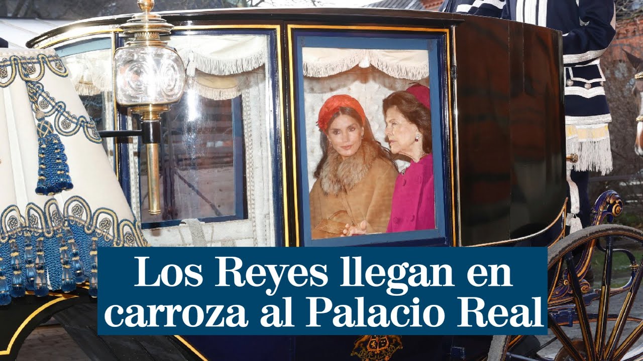 Los Reyes de España llegan en carroza de caballos al Palacio Real de ...