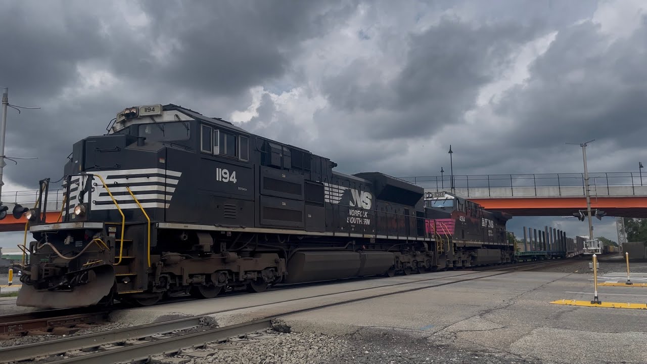 NS 39E with NS 4364 passes La Porte - YouTube