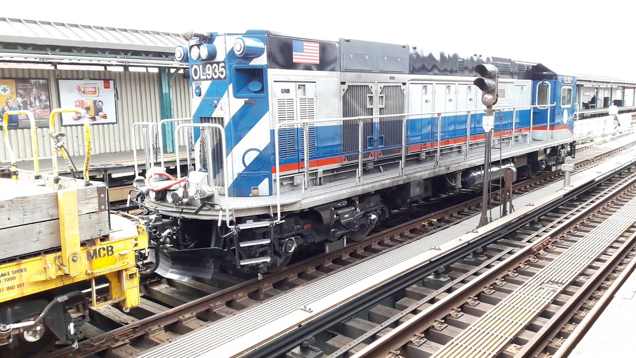 R156 locomotive #OL935 at 52nd Street - YouTube