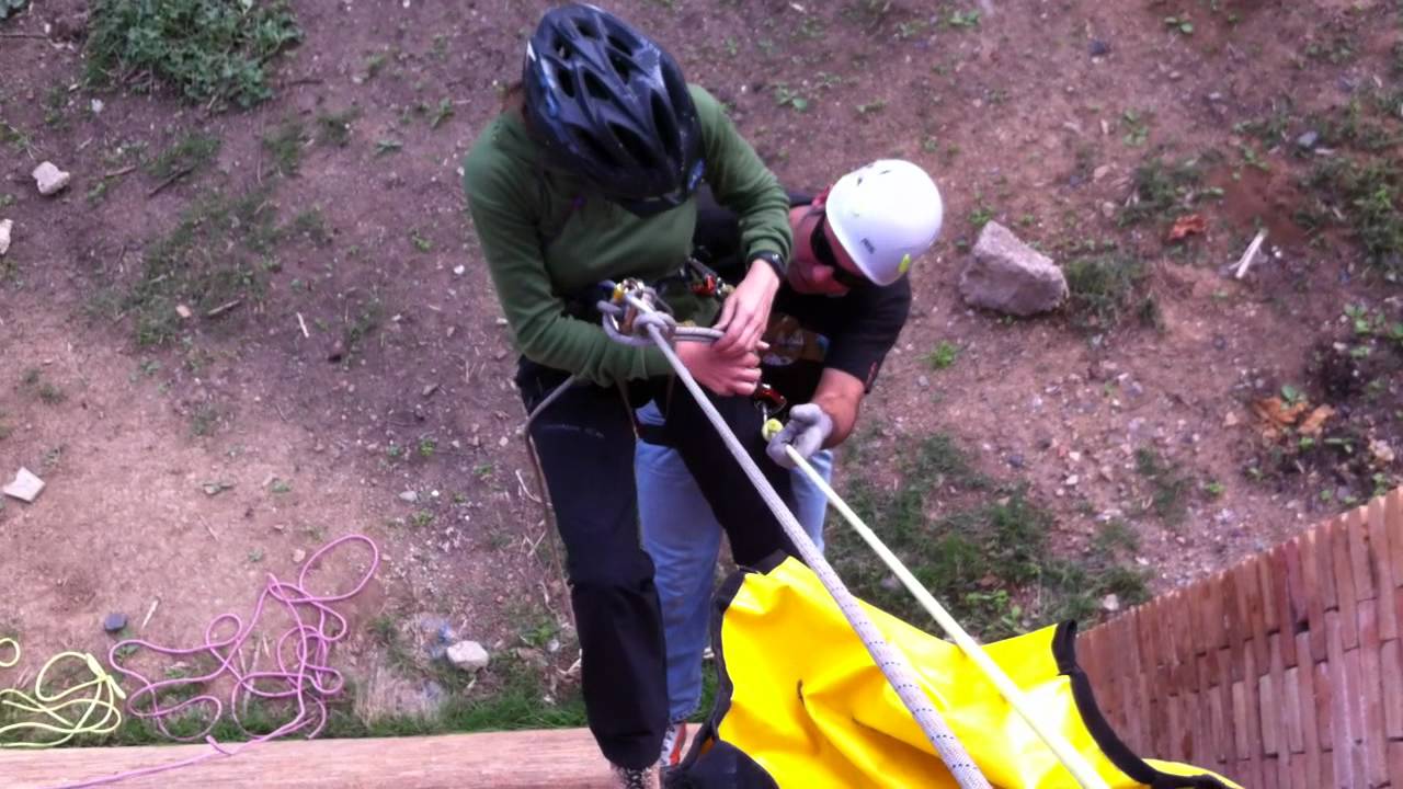 Practicas de rescate en un rapel cortando la cuerda.MOV - YouTube