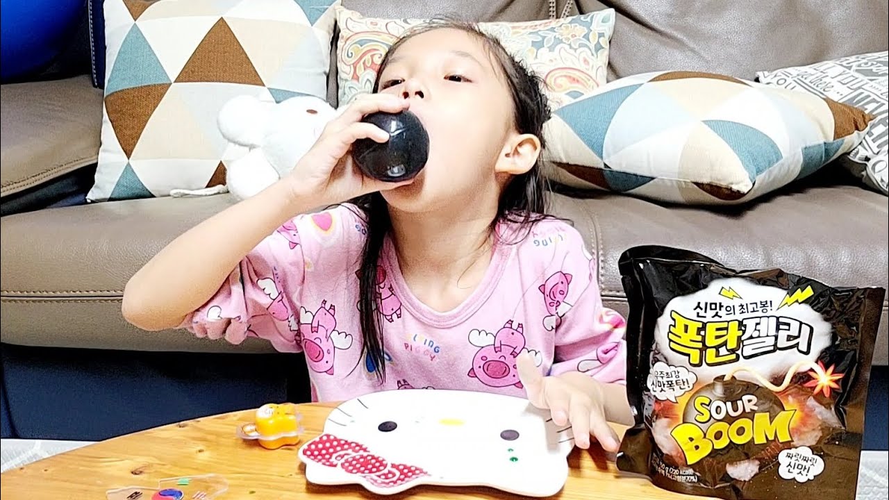 폭탄젤리 여우젤리 먹방 | Bomb jelly and fox jelly eating show - YouTube