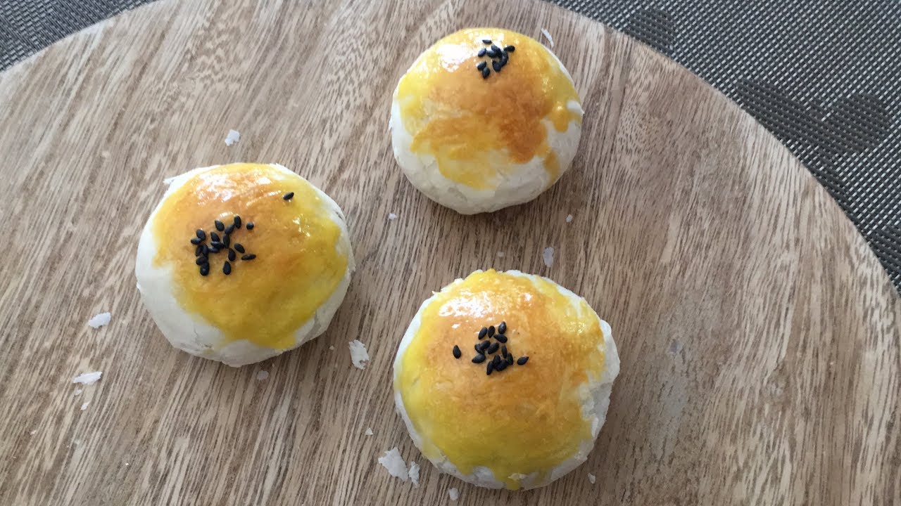 蛋黄酥 - Egg Yolk Pastry - YouTube