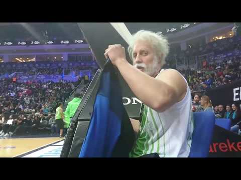 Yaşlı Amca Kılığına Girdi Seyircileri Kandırdı All Star Basket Maçı'nda Şaşırtan Amca