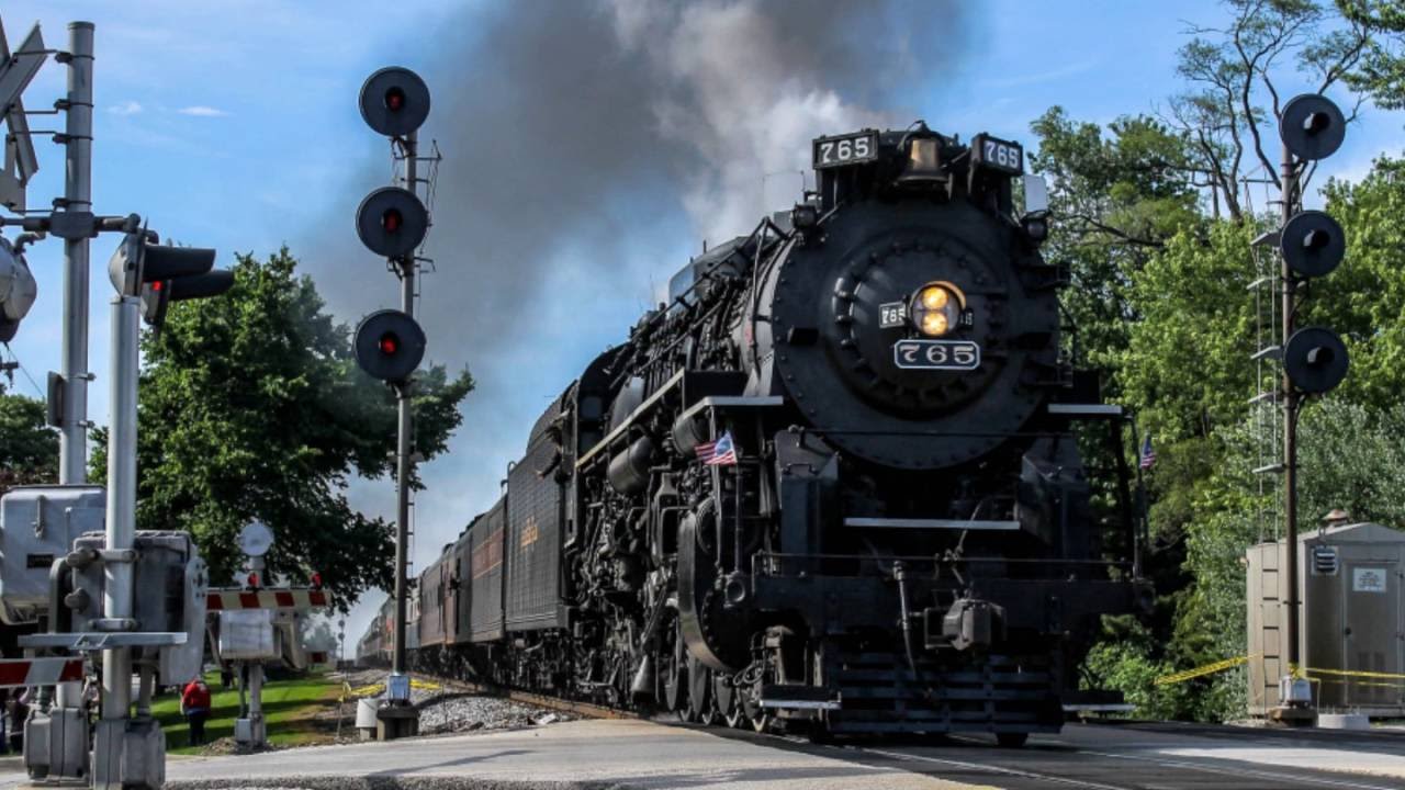 1080p HD: NKP "Berkshire" 765 barrels through Deerfield, IL at 74mph ...