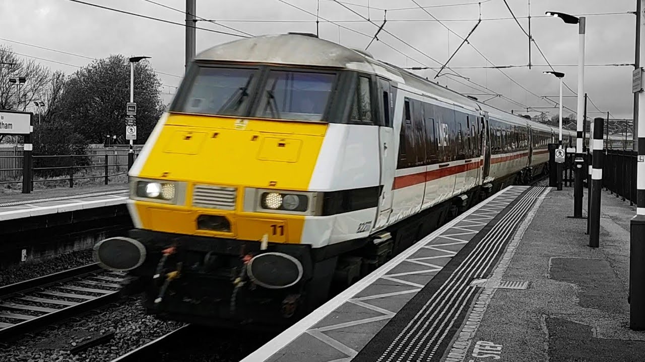 LNER 225 at speed through Grantham 9/12/23 - YouTube