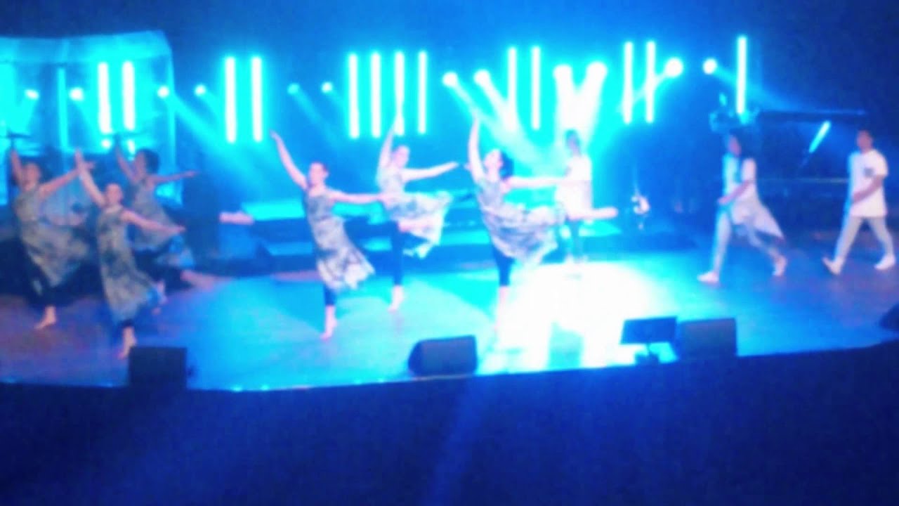 Hillsong United - OCEANS DANCE PERFORMANCE - YouTube