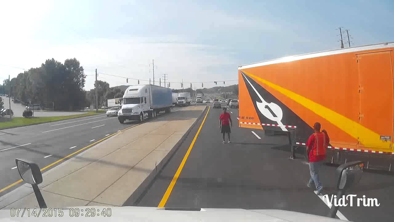 Dropped Trailer On The Highway. - YouTube