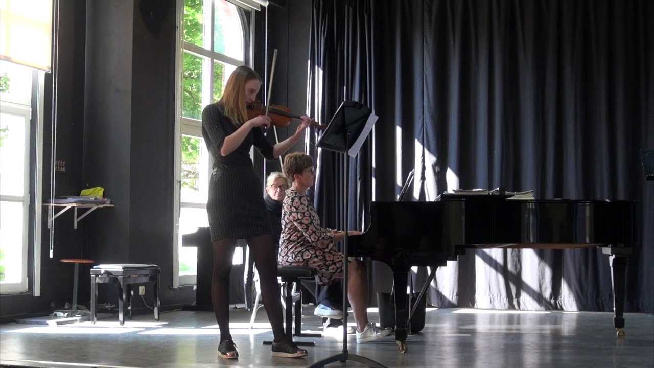 Eva Coolen Concerto nr 2 allegro - YouTube