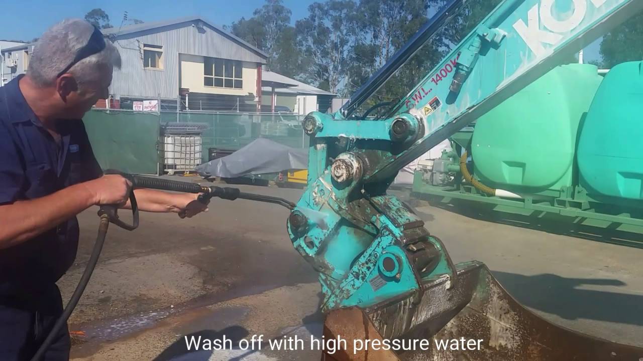 Touchlessly Cleaning Earthmoving Gear - YouTube