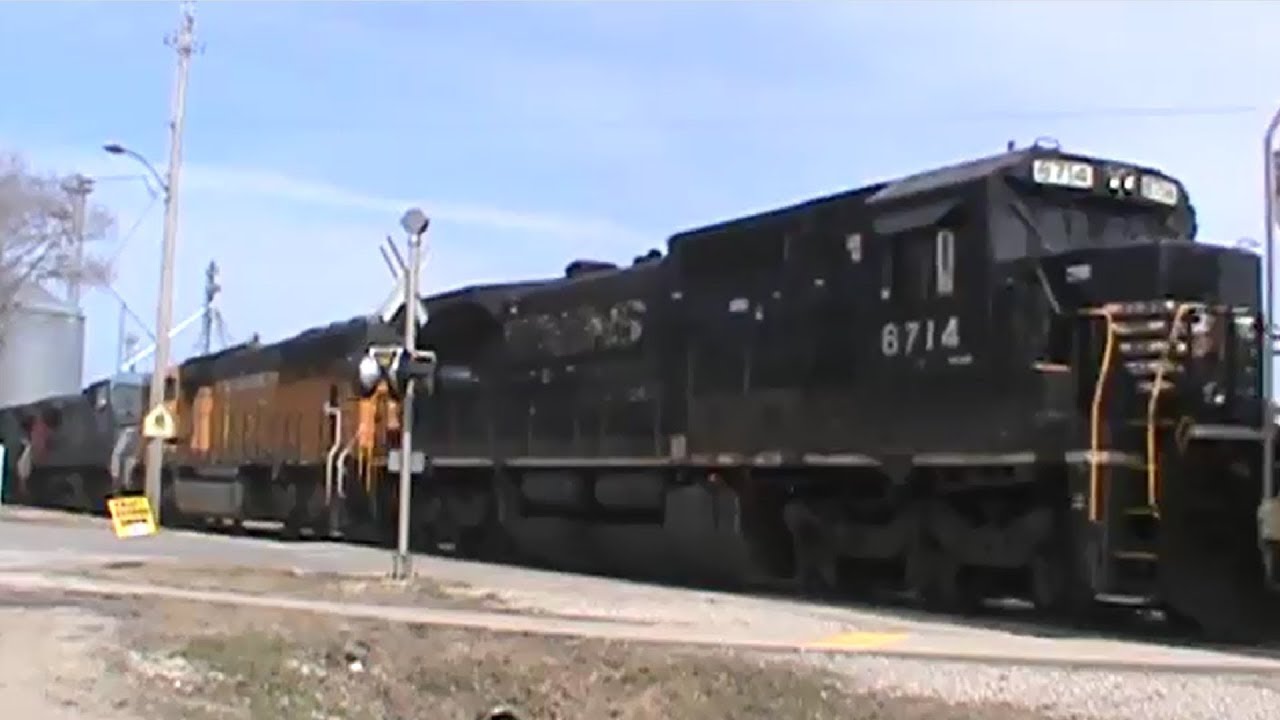 From The Archives: CN 2186, IC 2462, BNSF 9931, & NS 8714 Northbound - YouTube