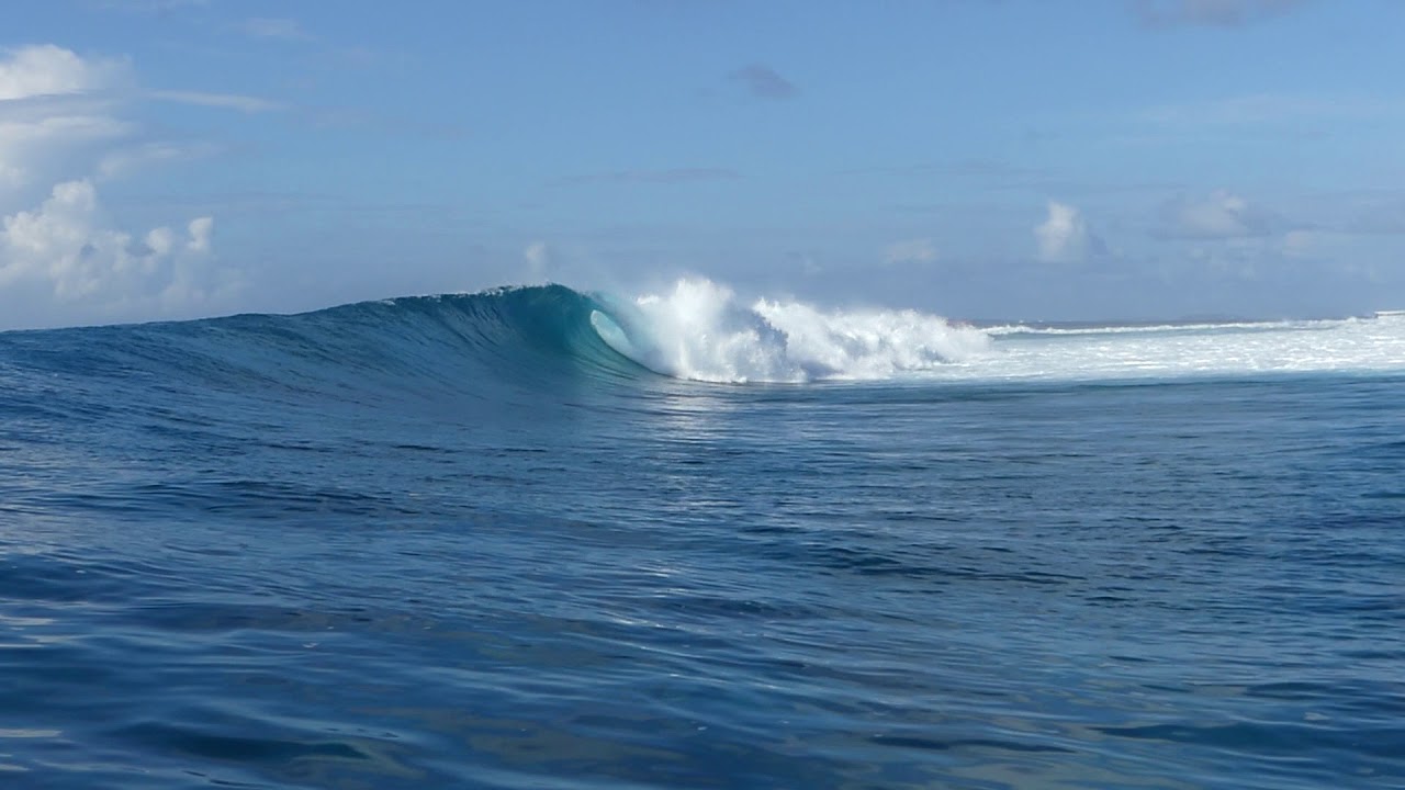 Perfect wave and empty line up, Sultan, Maldives - YouTube