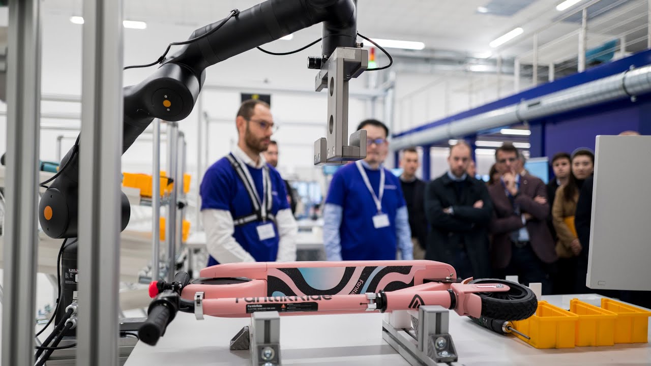 Inside SMARTT VAlley | Linea di montaggio reale e robot collaborativo ...