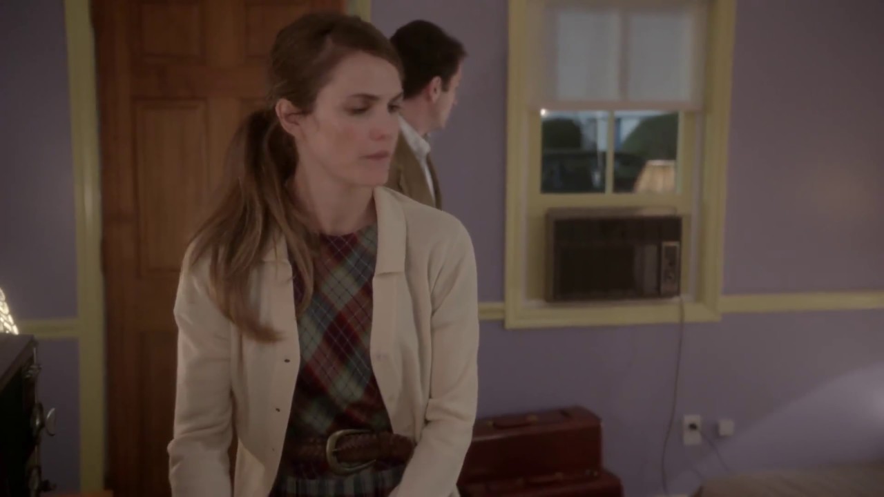 The Americans 1x01 - Elizabeth and Philip arrive in America - YouTube