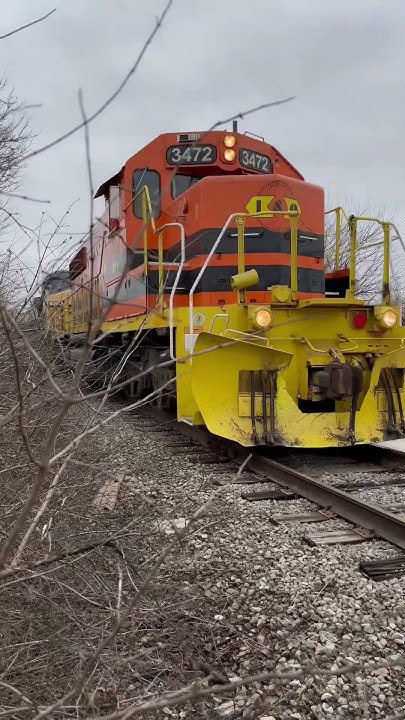 IORY 3472 SD40-2 & CSXT 9014 CW40-9 by the Ex DT&I distant signal north of South Charleston, OH ...