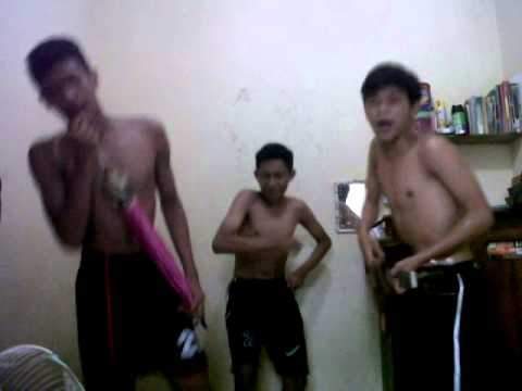 telanjang di kos