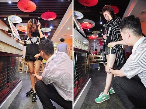 ANEH !! Ingin Berbelanja dengan DISKON Super Besar? Datanglah ke Mall ini dengan Rok Paling Mini !!