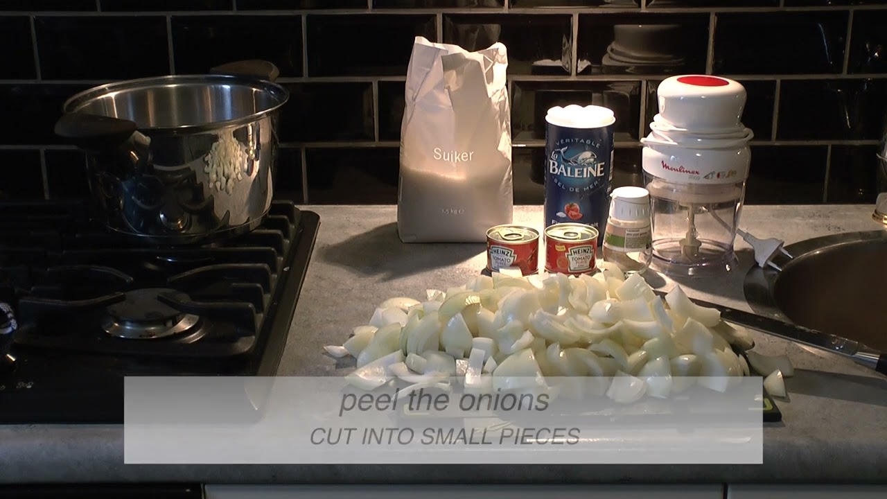 shoarma uiensaus maken - making onion sauce - YouTube