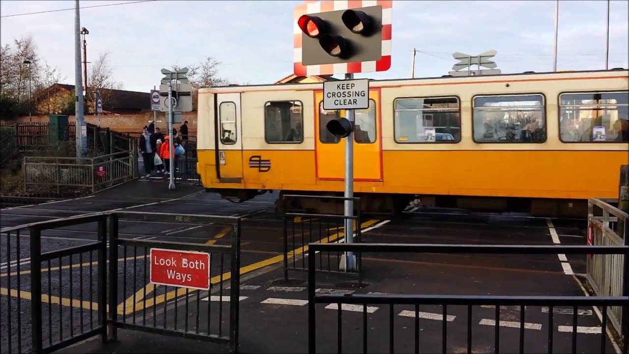 Howdon Level Crossing - YouTube
