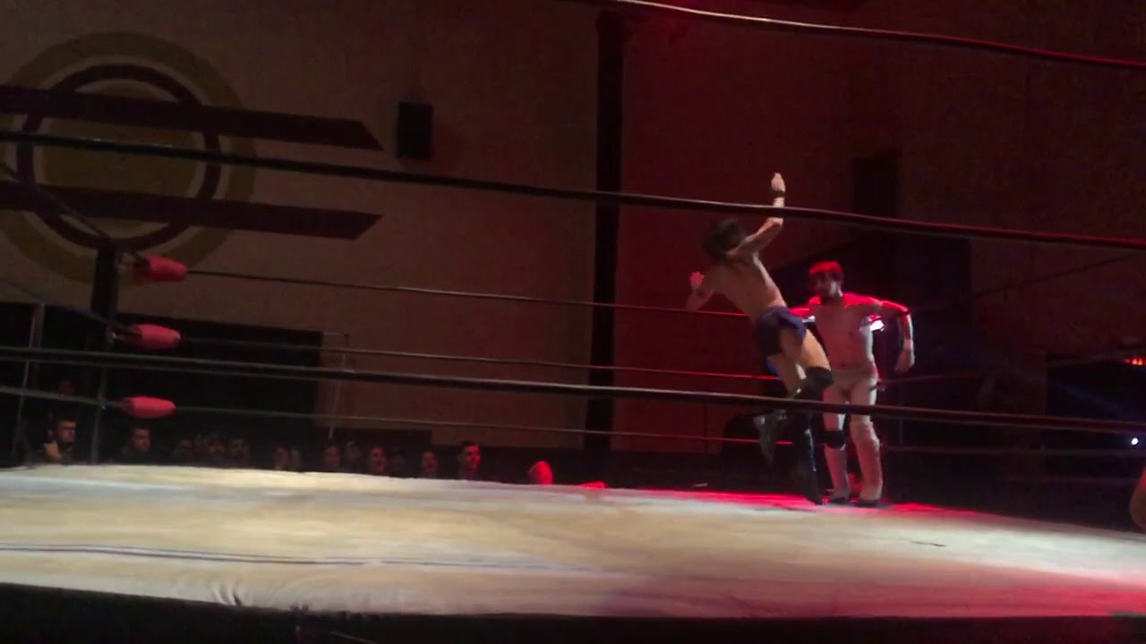 corner jumping roundhouse kick - YouTube