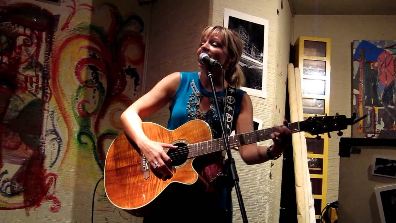Katie Rox - I Won't / Sound Advice (Live at the Pink Cow, Tokyo) - YouTube