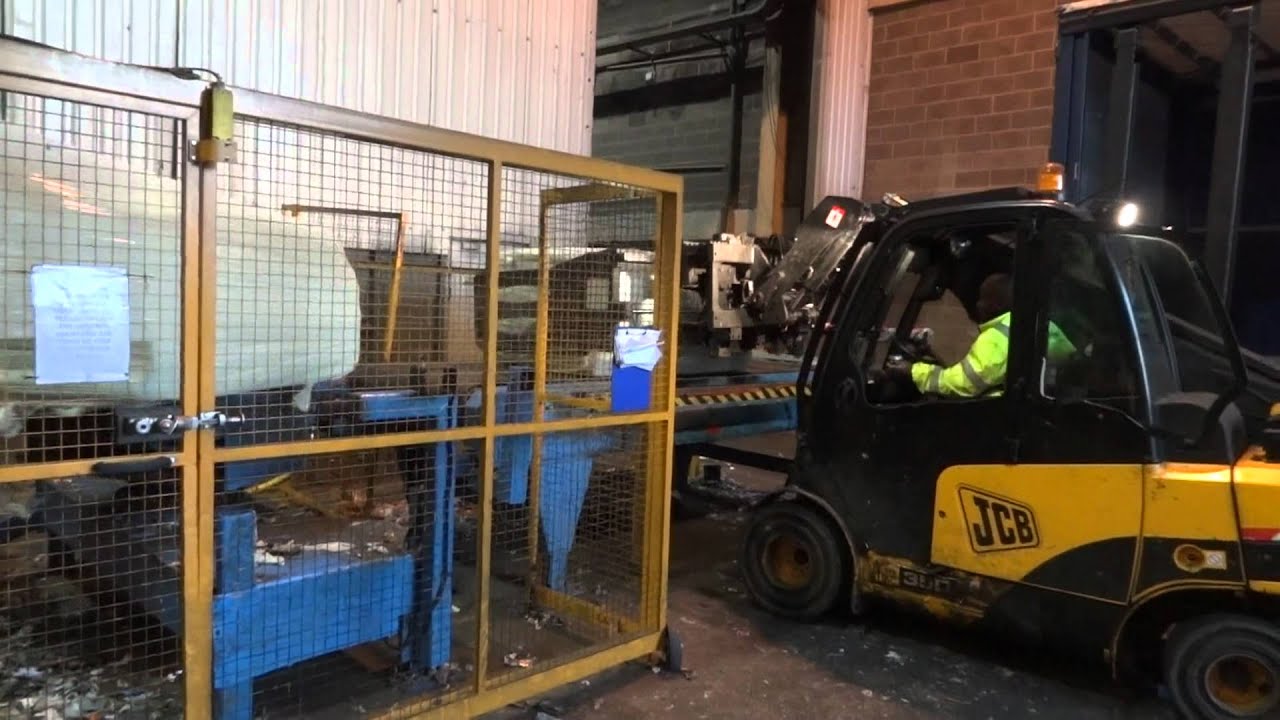 Cross Wrapping in 50 sec and loading RDF bales - YouTube