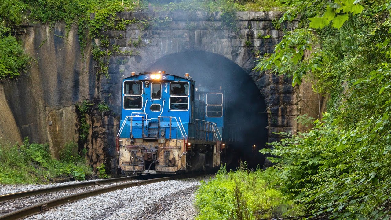 Roaring MP15s on the Union Railroad - YouTube