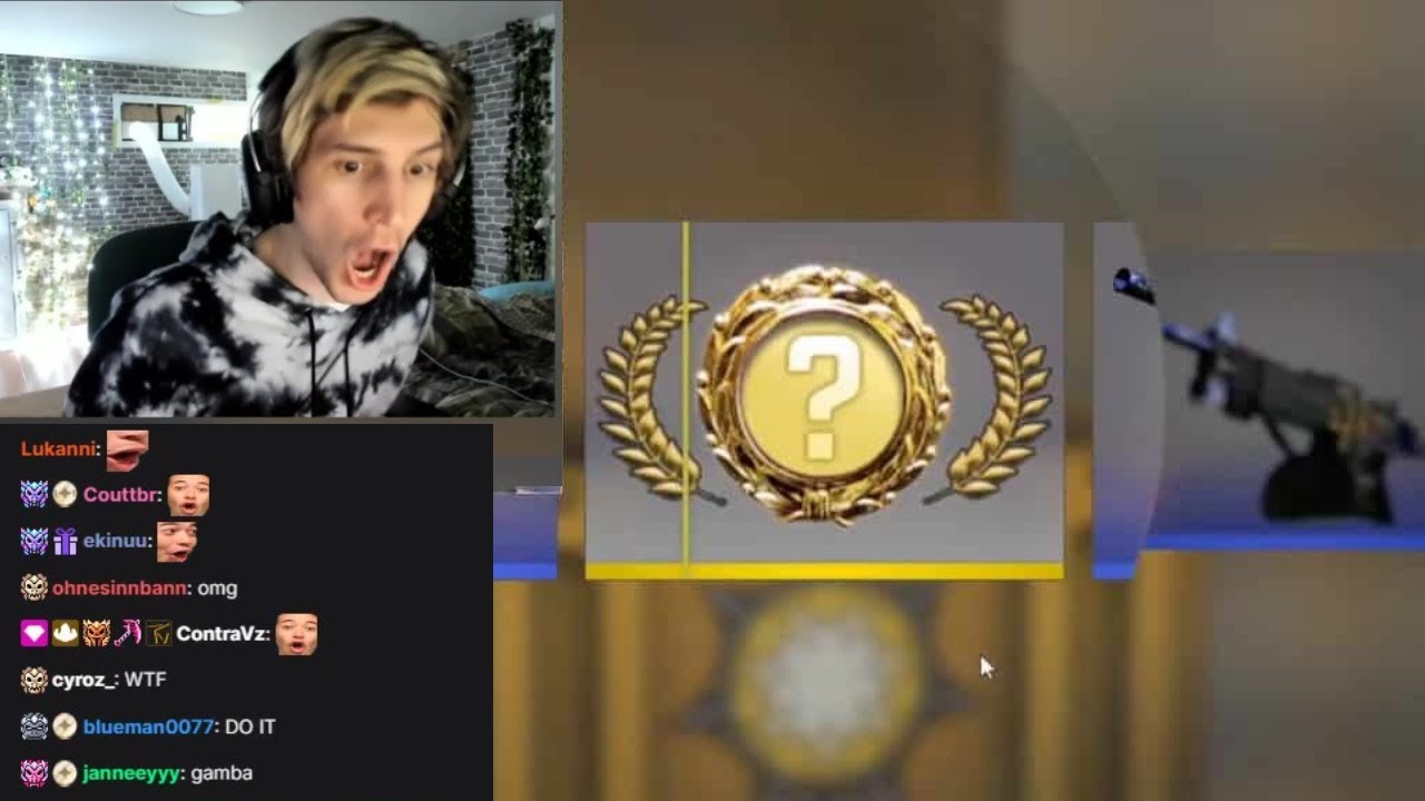 xQc gets rare skin on his first case - YouTube