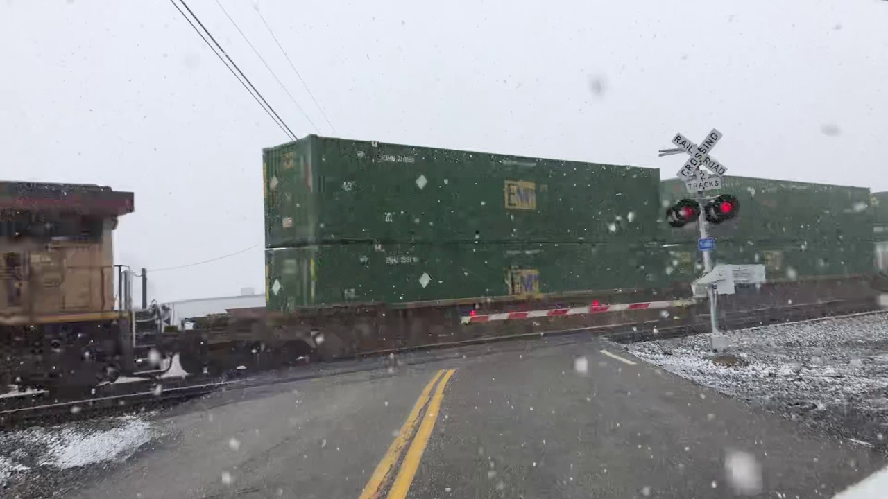 NS 7659 & UP 7372 Leads Westbound Intermodal at Lake Street (side of ...