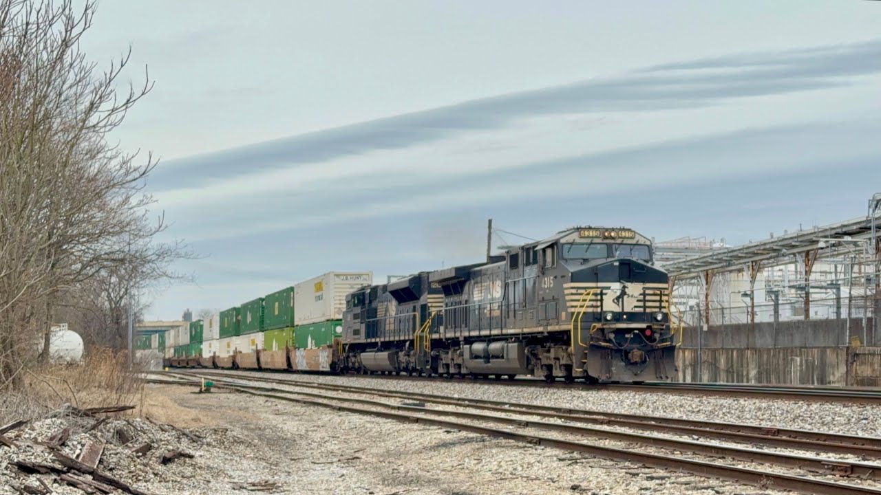 NS AC44C6M 4315 Leads Tanker-Modal 288-20 on 1/22/25 - YouTube