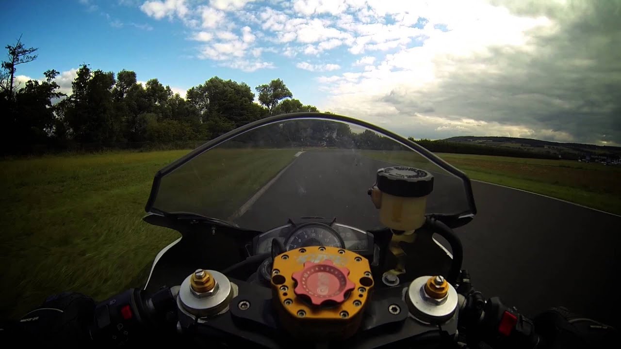 Tour du circuit d'Issoire en yamaha R1 bridée - YouTube