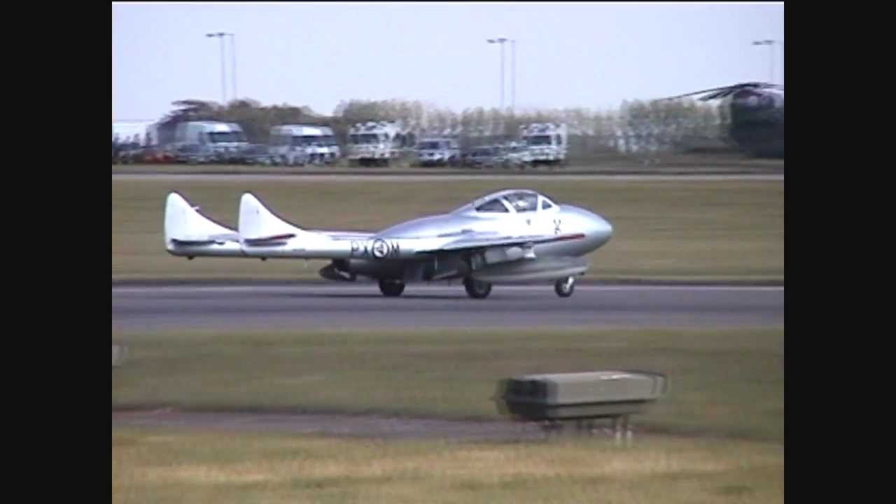 De Havilland VAMPIRE 1950s jet fighters -- aerobatic display - YouTube