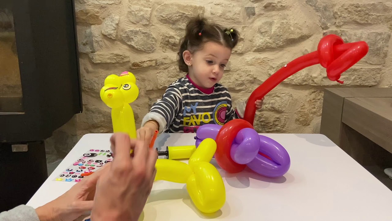 Julia and Mommy playing with Balloons. Julia y mami jugando con globos ...