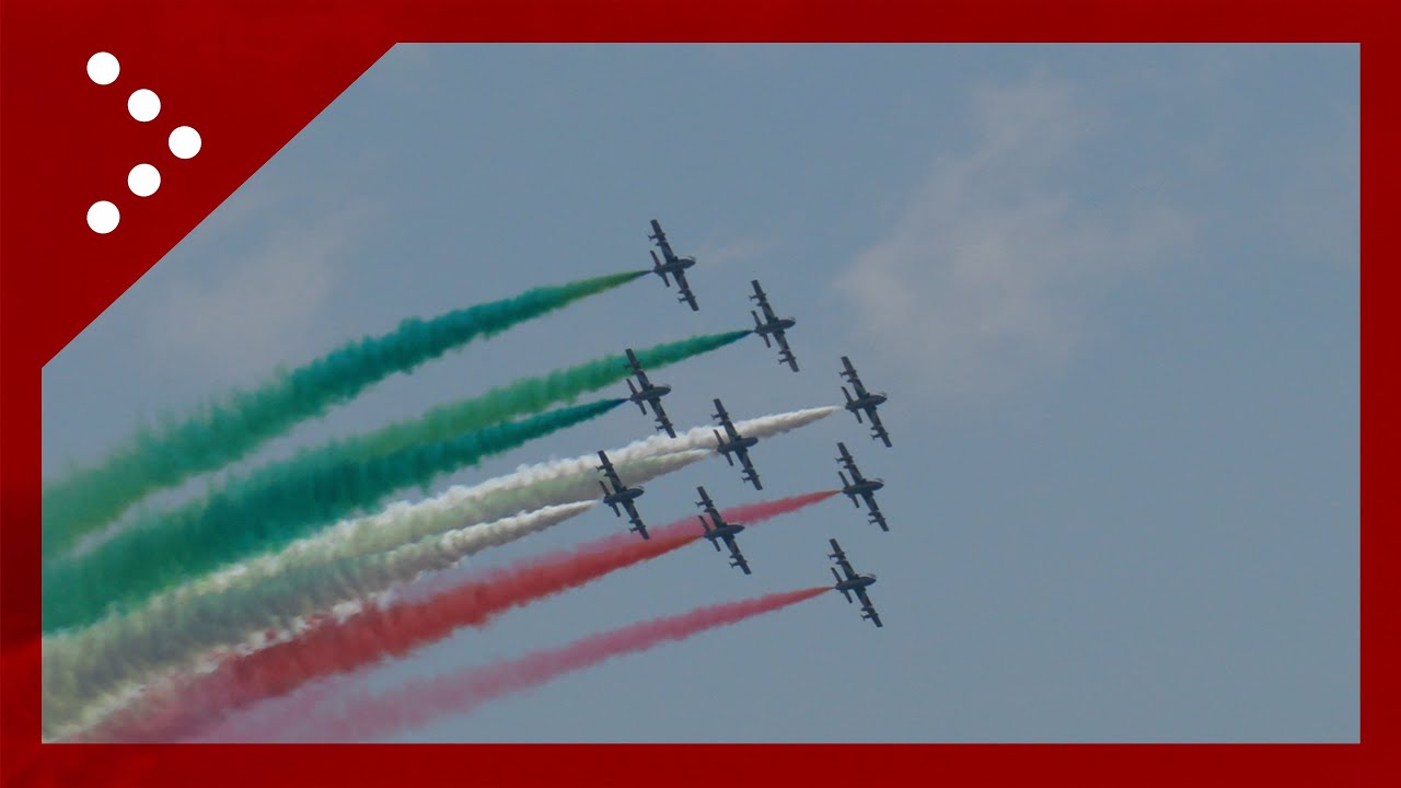 Le Frecce Tricolori sorvolano il porto di Genova dopo la partenza della ...