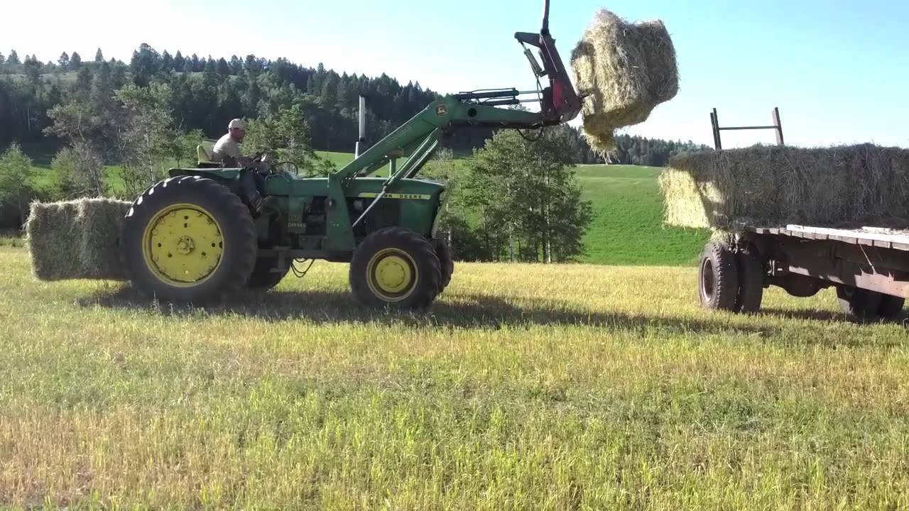 John Deere 4020 FWA Loading Hay HD 2012 - YouTube